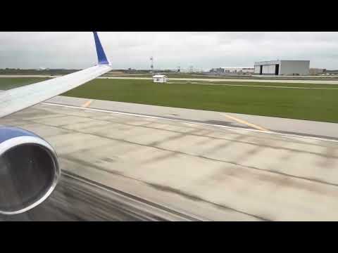 United 737-924ER [N66808] landing ORD