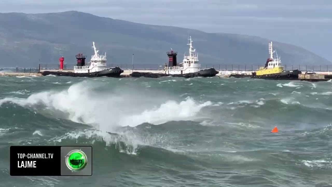 Top Channel/ Pezullohet lundrimi në Vlorë, shkak era e fortë dhe ... Top Channel/ Pezullohet lundrimi në Vlorë, shkak era e fortë dhe ...