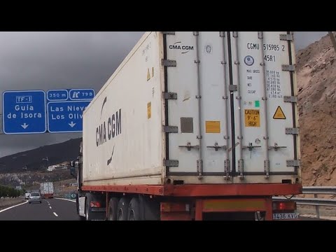 2022-09-21 1600h - CMA-CGM 45' 2.9m HC reefer and Maersk 45' 2.9m HC reefer - Adeje Tenerife