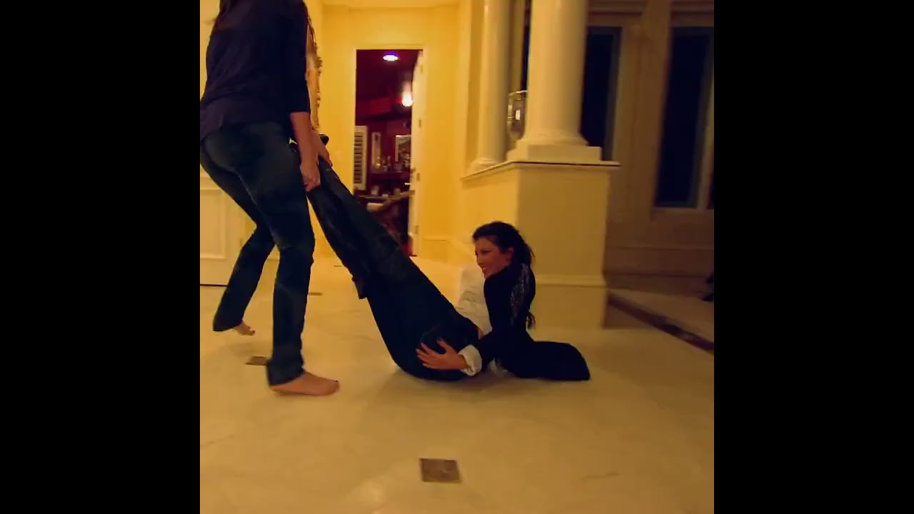 Khloe Kardashian grabbed Kim's leg