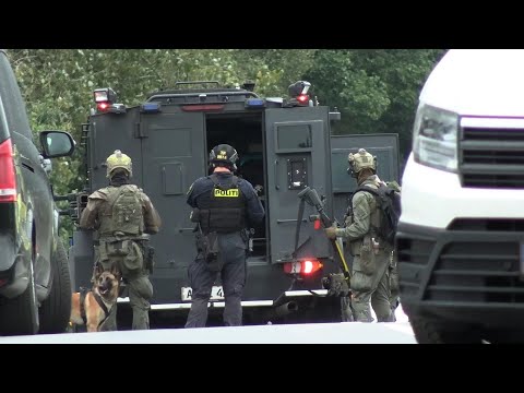 Bevæbnet mand anholdt af AKS i kæmpe politiaktion ved Undløse - 100924