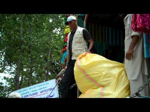 Pakistan Floods Appeal Update : Younis Khan Distributing Food