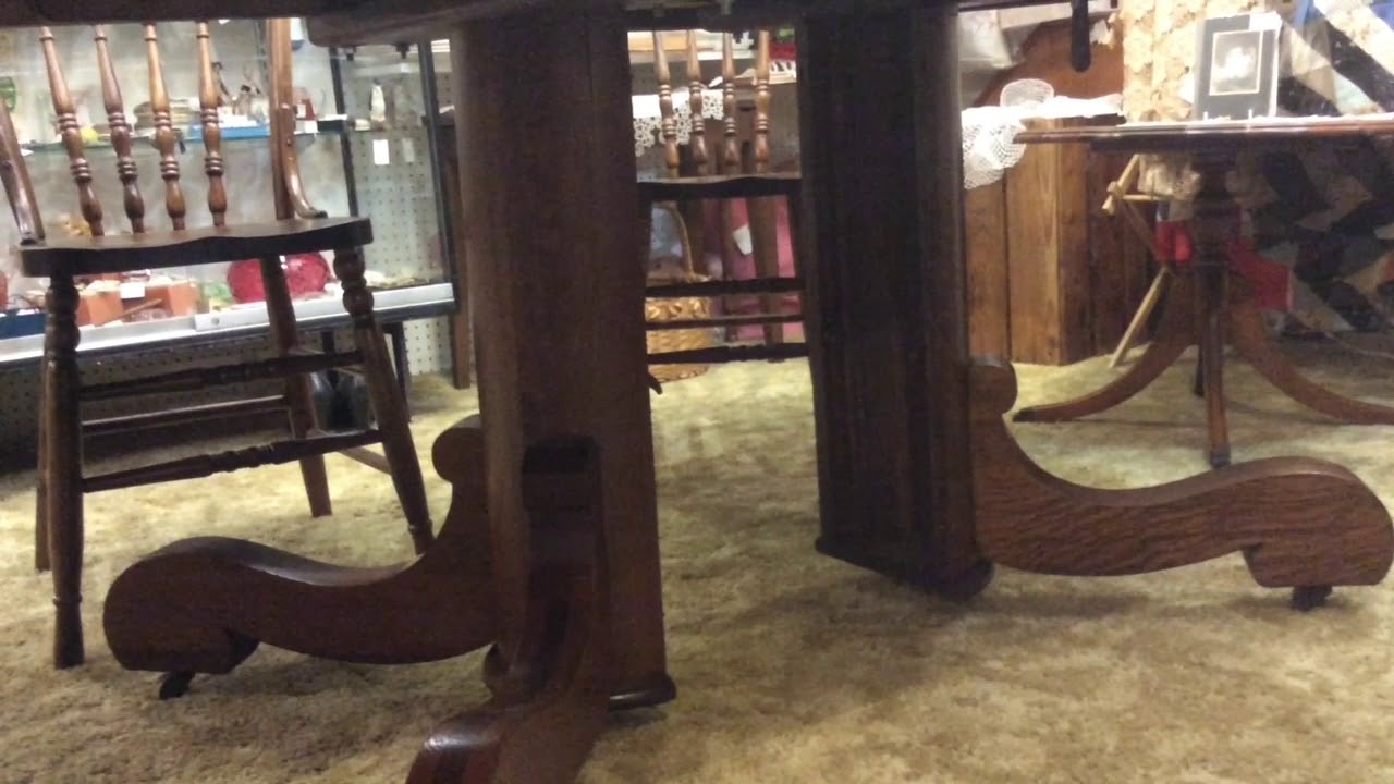 Split pedestal round oak table wit leaves SAM