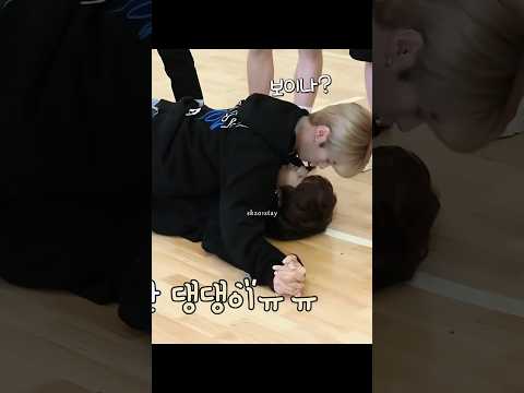 Lee Know must a hug to Seungmin while lying down๐ #straykids #leeknowstraykids #seungmin #skz