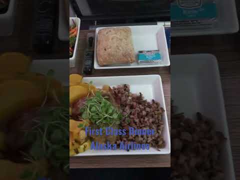 First Class Meal Service Alaska Airlines 11/2022 #shorts #thisisatravelblog #firstclass #travel
