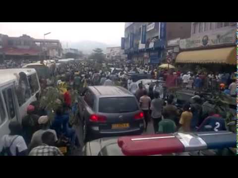Les manifestants saluent le travail du journaliste Bob RUGURIKA ...