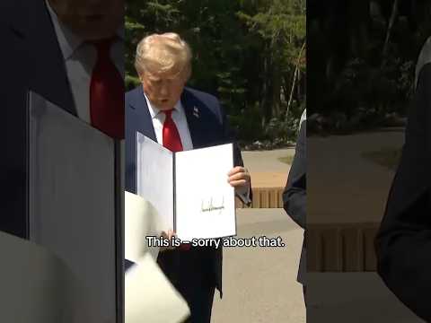 Trump accidentally drops U.S.-U.K. trade agreement papers #shorts