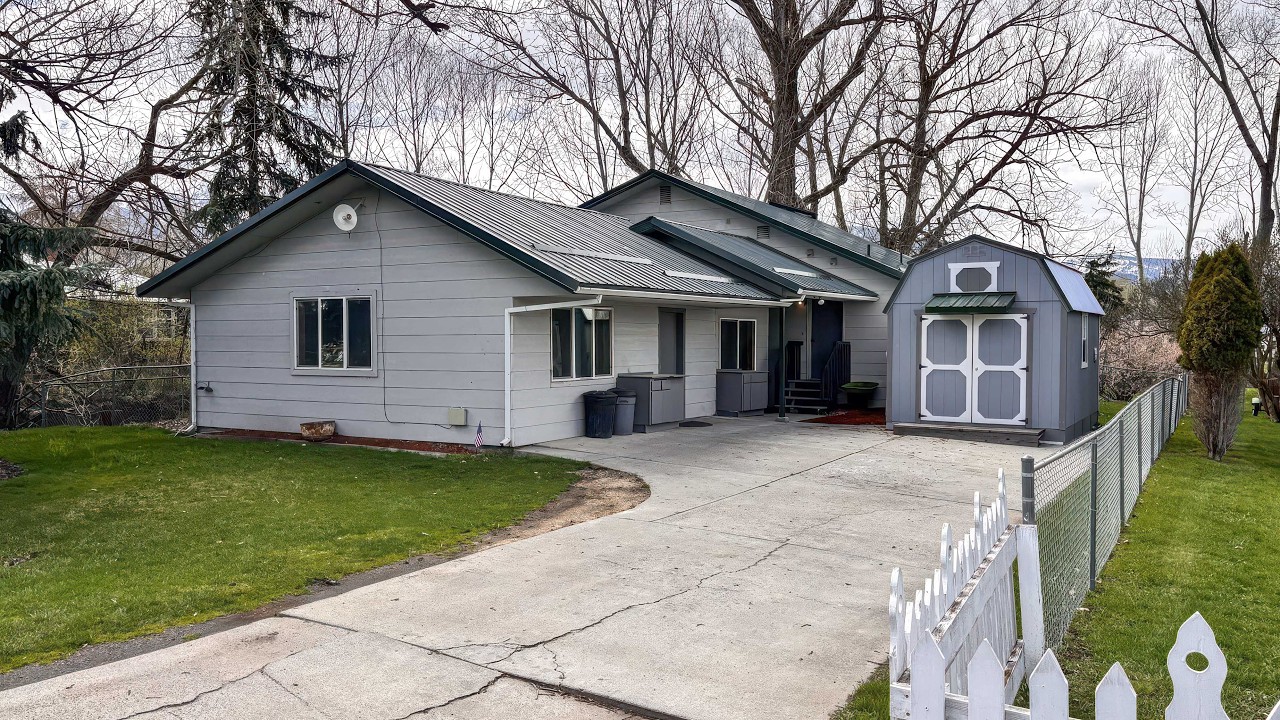 Peaceful Retreat Along Prairie Creek in Beautiful Enterprise, OR