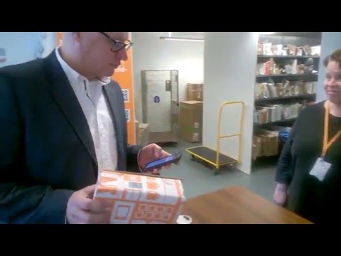 Paikannusteknologiaa postissa - Tommi demoaa paketin pikanoutoa Posti-sovelluksella