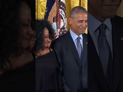 Adorable! Obama awards Diana Ross🏅of Freedom