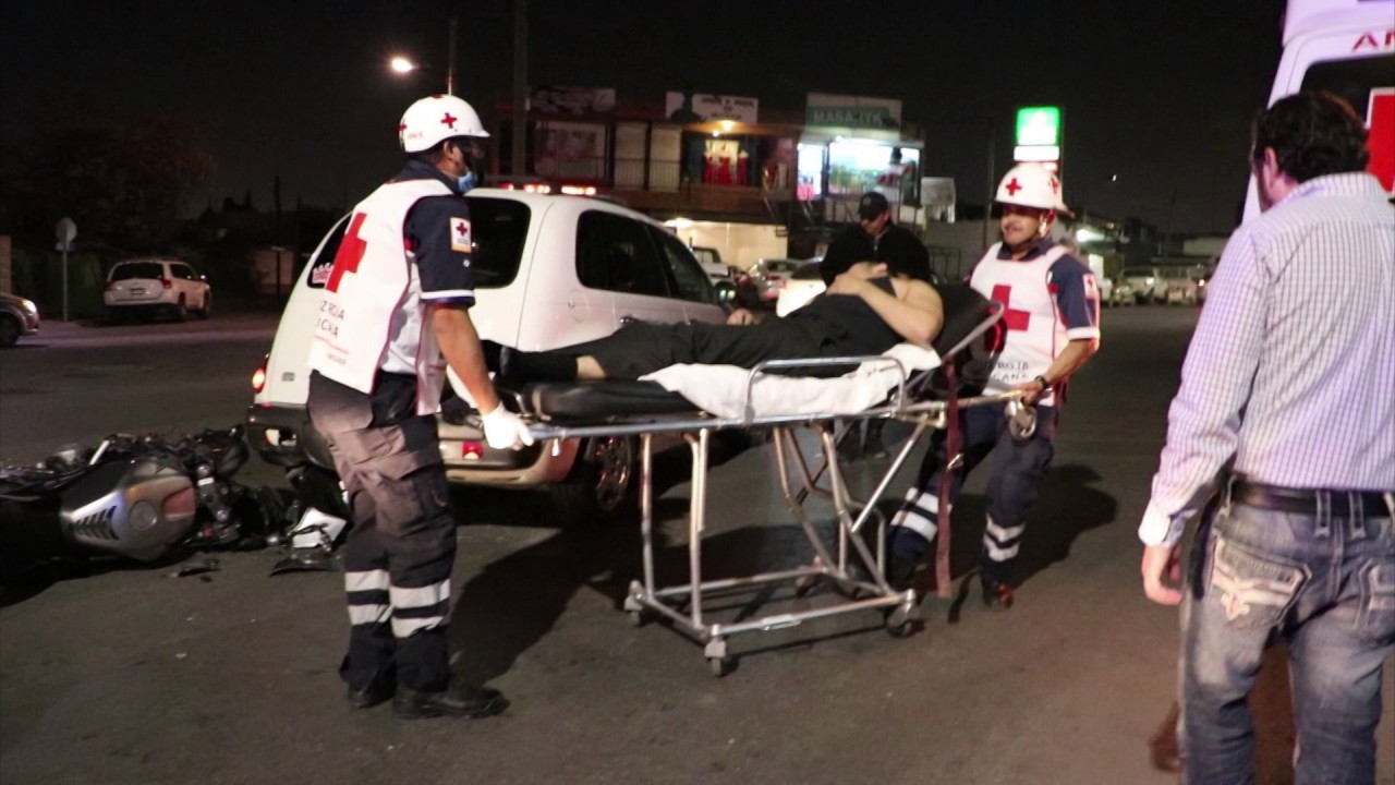 Choca motociclista y resulta lesionado