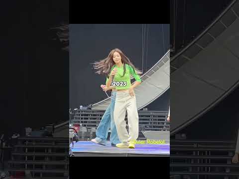 Lisa couldn't stop smiling as Rosé performed her choreography!!😂😂 #blackpink