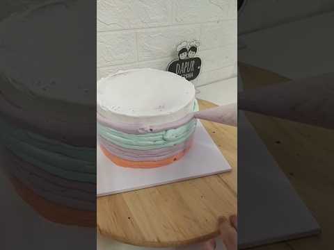 1 cake bbrpa gradasi warna ? pipping bag adalah koentjiiiii ! 💡👍 #cakegradasi #decorcake #pipingtip