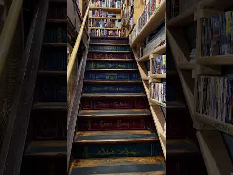 How Cute Is This Staircase in a Bookstore ?!?