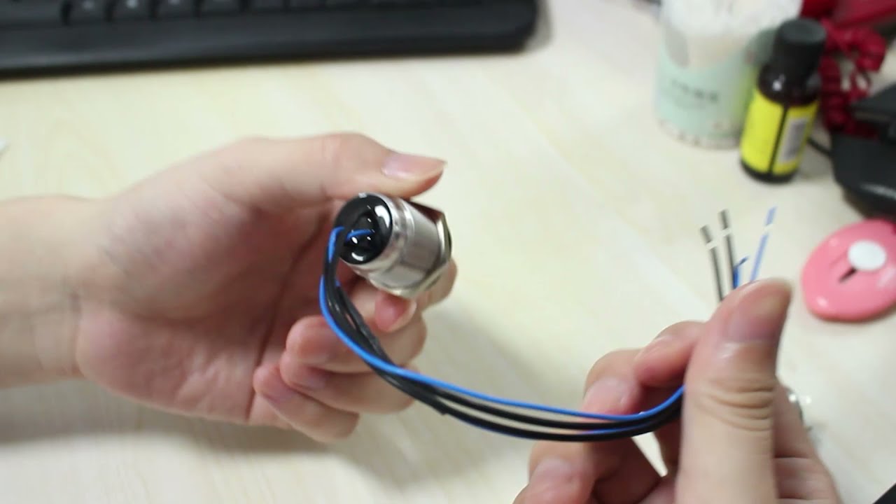 How does the marine push button switch work?